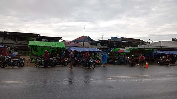 Pasar Jarai Sanggau Terendam Banjir, Para Pedagang Terpaksa Gelar ...