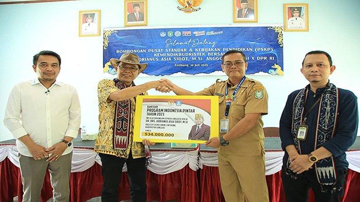 Program Merdeka Belajar, Adrianus Asia Sidot Serahkan Bantuan PIP Kepada Siswa SMKN 1 Entikong ...
