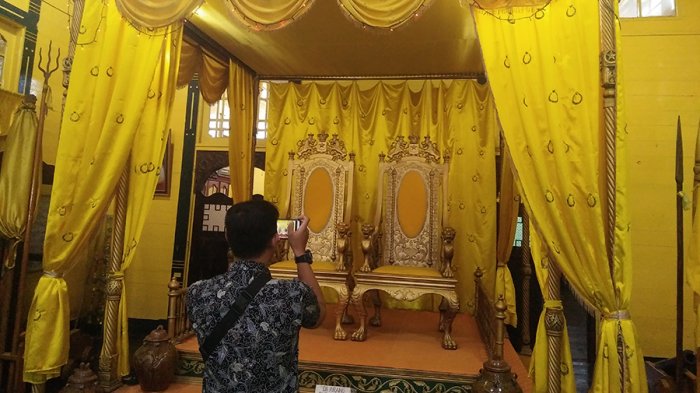 Kursi Singgasana Raja dan Masa Kejayaan Kesultanan Pontianak ...