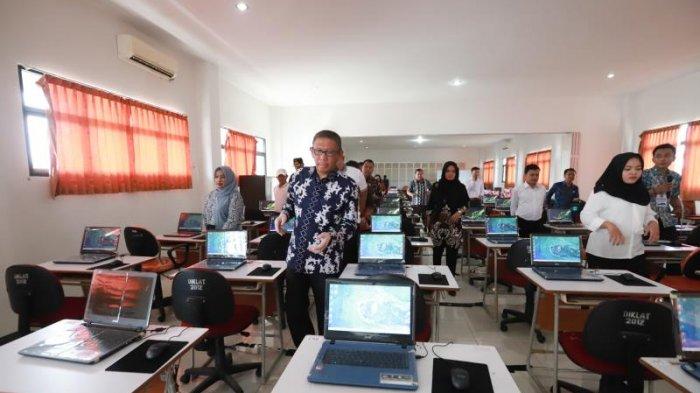 FOTO: Sutarmidji Tinjau Ruangan Computer Assisted Test (CAT) CPNS ...