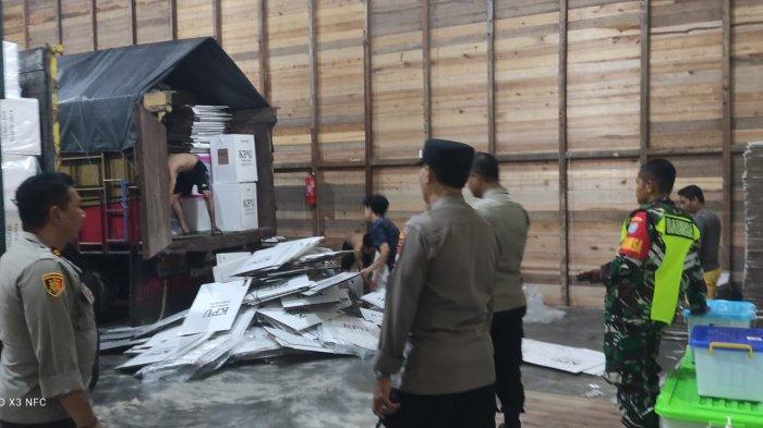 Wakapolres Cek Gudang KPU, Pantau Surat Suara dari PPK Singkawang Utara dan Singkawang Tengah ...