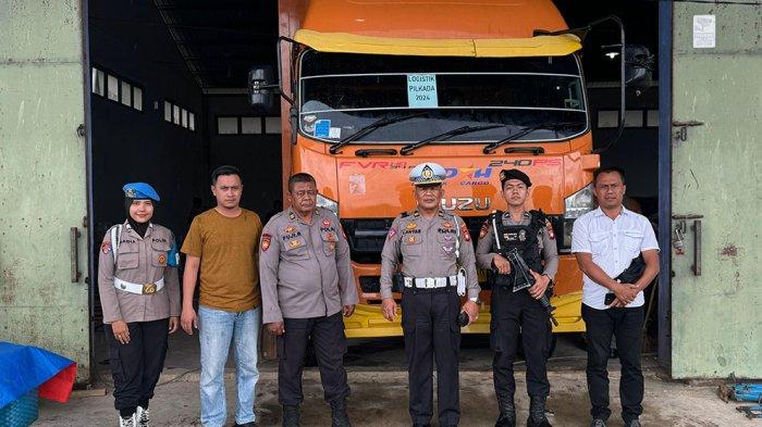 Personel Polres Singkawang Lakukan Pengamanan dan Pengawalan Distribusi Logistik Pilkada 2024 ...