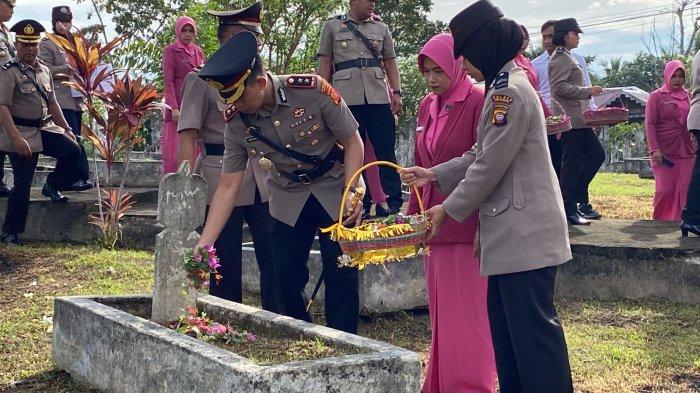 Kapolres Pimpin Upacara Ziarah Peringatan Hari Bhayangkara ke-78 di TMP Bambu Runcing Singkawang ...