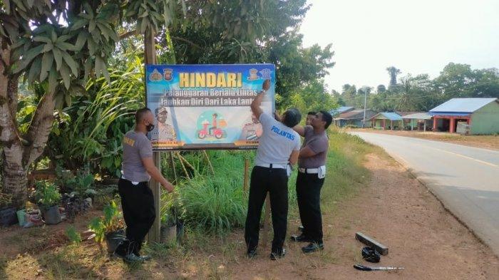 Satlantas Polres Kubu Raya Pasang Spanduk Imbauan Tertib Berlalu Lintas di Jalan Trans ...