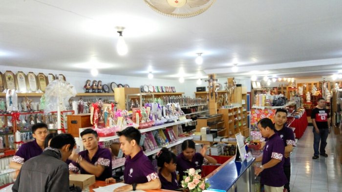 Ribuan Perlengkapan Rohani Kristiani Dijual di Toko Hosanna ...