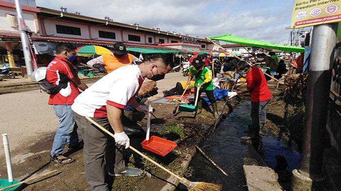 Pasca Banjir, PDKS Kerja Bakti Bersihkan Drainase di Sekitar Pasar ...