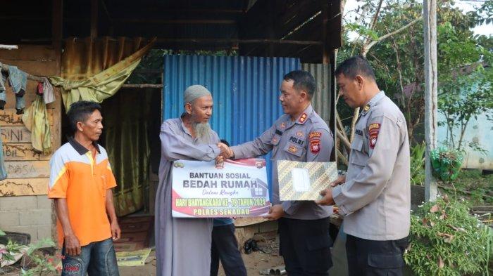 Program Polri Peduli, Polres Sekadau Berikan Bantuan Sosial Bedah Rumah Warga di Kemawan ...