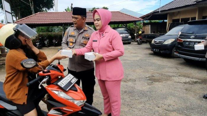 Kapolsek Pontianak Utara, Staf dan Bhayangkari Berbagi Takjil di Bulan Suci Ramadhan ...