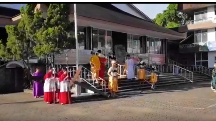 Tablo Penyaliban Yesus di Gereja Katolik Gembala Baik - Tribunpontianak ...