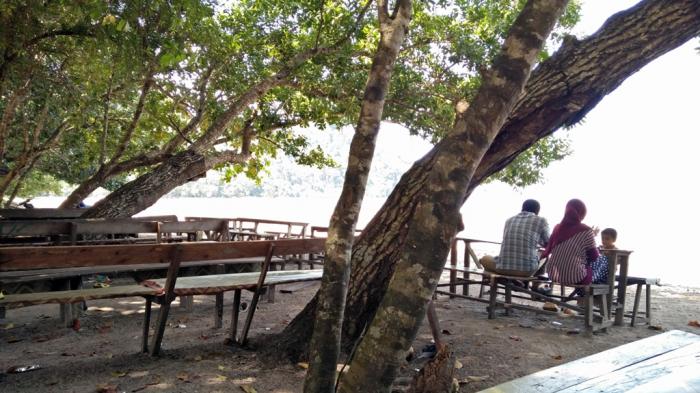Pantai Pulau Datuk Jadi Tempat Tongkrongan Favorit Sembari Menunggu ...