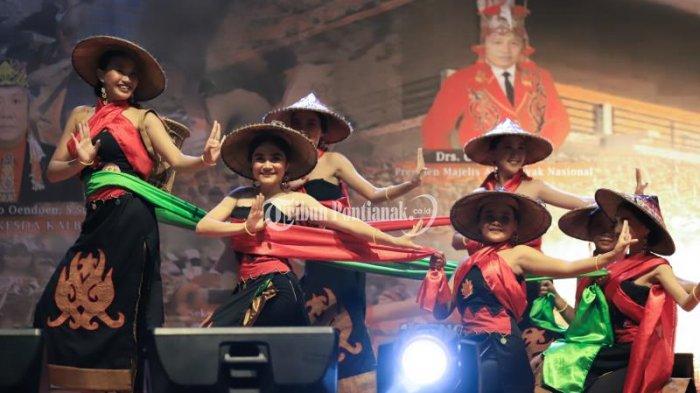 FOTO: Aksi Memukau Peserta Lomba Tari Kreasi di Pekan Gawai Dayak ke 34, Pontianak ...