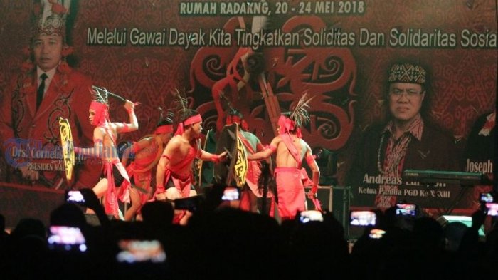 Penampilan Penari Pada Lomba Tari Dayak Kreasi Dalam Pekan Gawai Dayak ke-33 - Tribunpontianak.co.id