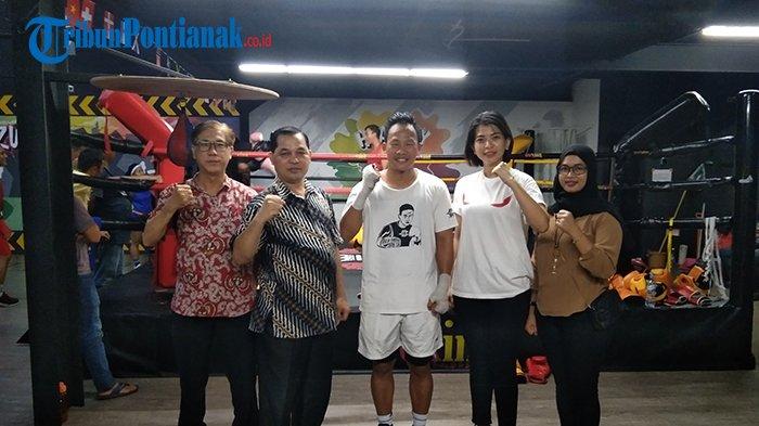 Jalin Silaturahmi Dengan Petinju Muda, Daud Yordan Sambangi KGym Fitnes Pontianak ...