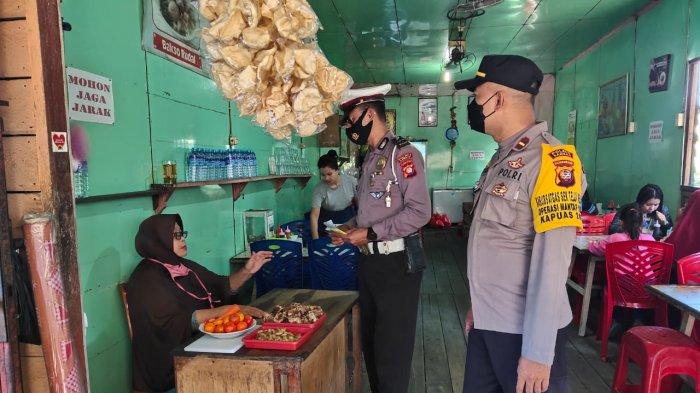 Sambangi Pedagang, Kapolsek Sampaikan Imbauan Kamtibmas - Tribunpontianak.co.id