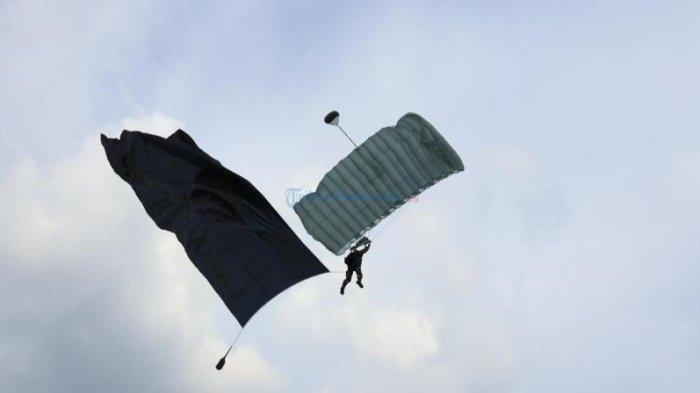 FOTO: Demonstrasi Free Fall 10 Peterjun dari Ketinggian 6000 Kaki ...