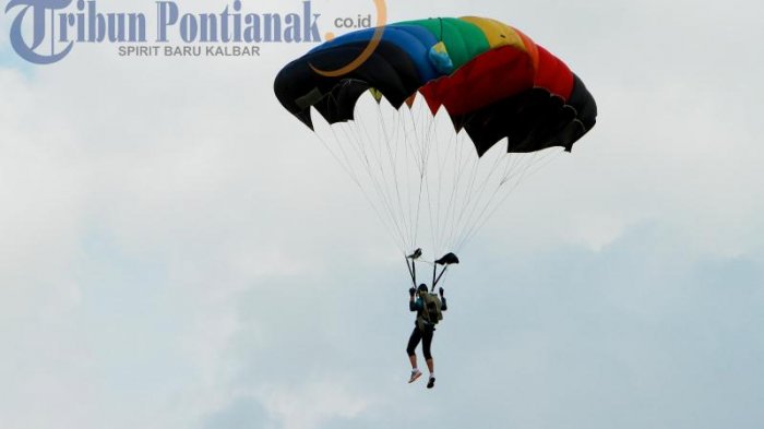 Foto-foto Atraksi Terjun Payung di Pangkalan TNI AU Supadio ...