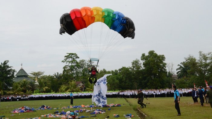 Atraksi UKM Terjun Payung Pukau Peserta PAMB Untan - Tribunpontianak.co.id