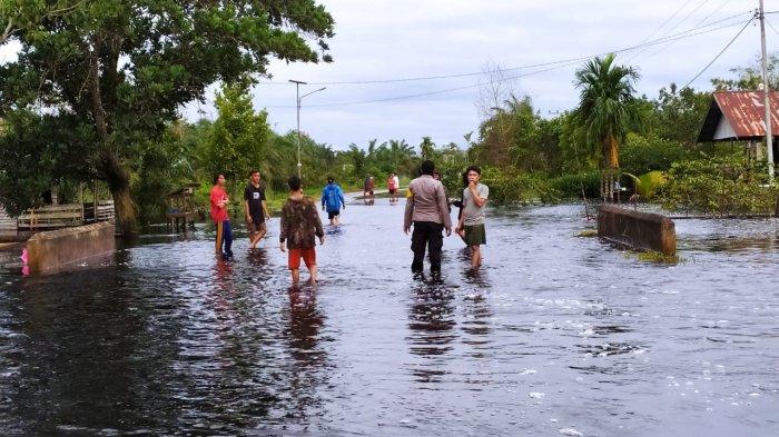 Polres Kubu Raya Tempatkan Personel di Jalan Trans Kalimantan Antisipasi Kemacetan Akibat Banjir ...