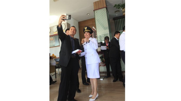 Foto-foto Tjhai Chui Mie-Irwan, Pose Bersama Keluarga hingga Selfie ...