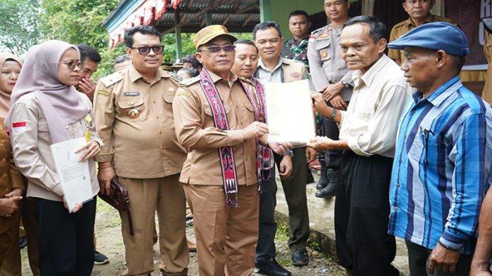 Wabup Kapuas Hulu Serahkan Sertifikat TORA untuk Warga Transmigrasi di Mentebah ...
