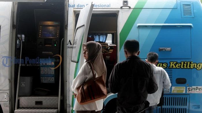 Suasana Layanan Penukaran Uang Baru di Mobil Kas Keliling Bank Kalbar ...