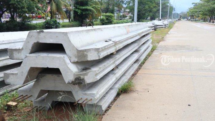 FOTO: Ratusan Turap Beton yang akan Dipasang di Tepian Parit di Jalan ...
