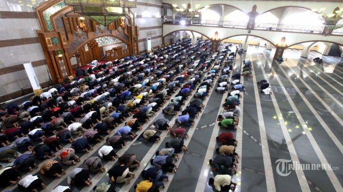 Tata Cara Sholat Jumat dari Takbir hingga Salam Lengkap Bacaannya ...