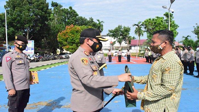 Polres Sekadau Gelar Upacara Kenaikan Pangkat dan Wisuda Purnabakti - Tribunpontianak.co.id