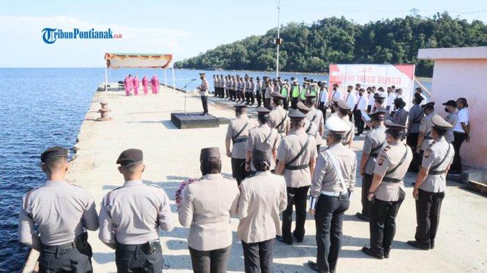 Polres Kayong Utara Gelar Upacara Ziarah dan Pelarungan Bunga di Teluk Cik Kadir Sukadana ...
