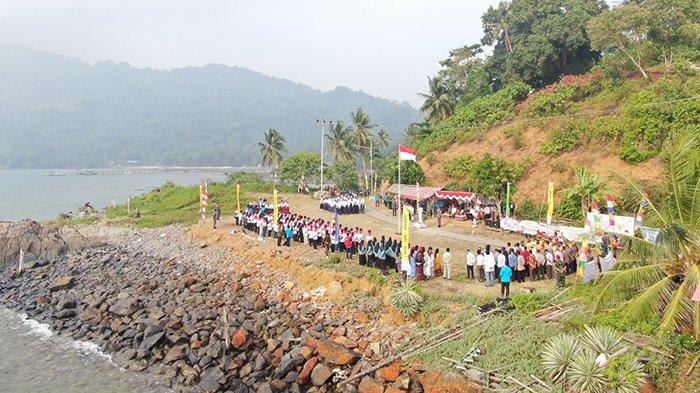 Penantian 78 Tahun, Akhirnya Merah Putih Berkibar di Pulau Lemukutan ...