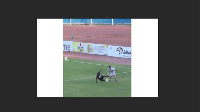 VIDEO TEKEL Kontroversial Boaz Solossa ke Aaron Evans saat Persipura Vs ...