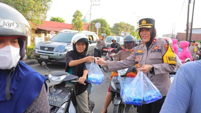Polres Sintang Berbagi Takjil, Ratusan Paket Takjil Dibagikan kepada Pengguna Jalan Raya ...