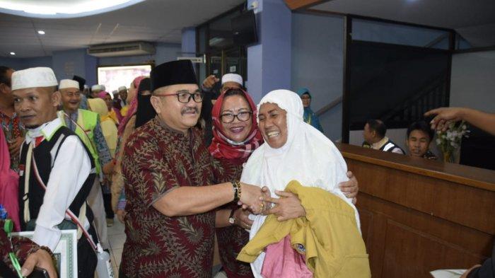 Wakil Bupati Sekadau Sambut Kepulangan Jamaah Haji Asal Kabupaten Sekadau di Embarkasi Batam ...