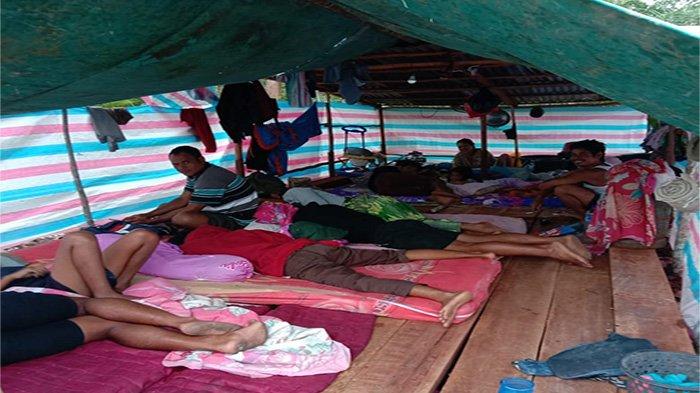 Banjir di Dedai Kanan, Sepekan Listrik Padam, Warga Tinggal di Pondok ...