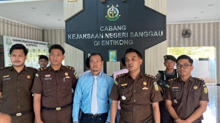 Cabjari Sanggau di Entikong Tahan Tersangka Dugaan Tindak Pidana ...