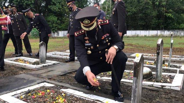 Sambut Hari Bhayangkara ke-75, Kapolres Kapuas Hulu Bersama Anggota Ziarah ke Makam Pahlawan ...