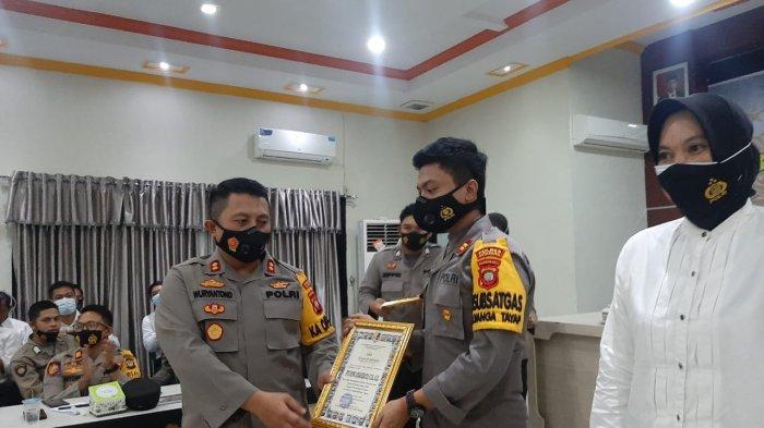 Berikan Penghargaan Kepada Anggota Yang Berprestasi, Ini Pesan Kapolres Ketapang Wuryantono ...