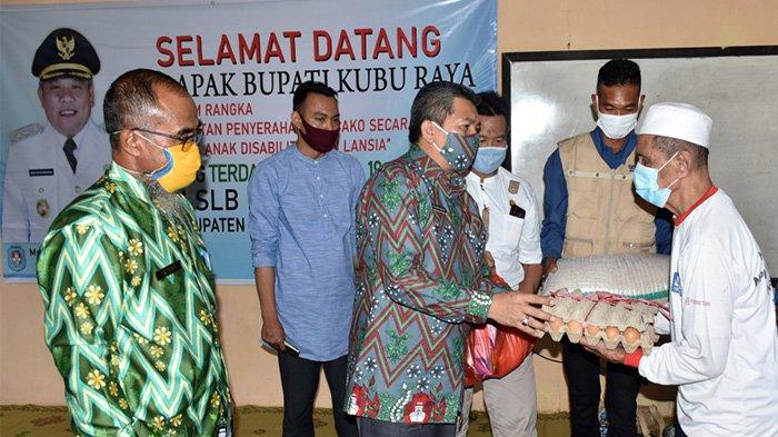 Penyandang Disabilitas dan Lansia di Rasau Jaya Terima Bantuan dari ...