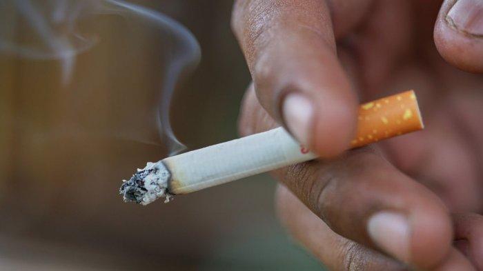 Apakah Merokok Membatalkan Puasa ? Cek Juga Fatwa MUI tentang Rokok ...