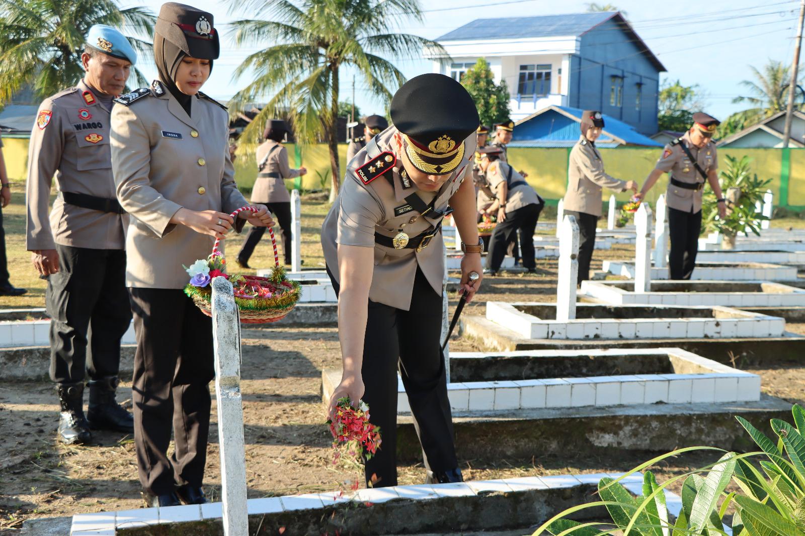Polres Ketapang Ziarah dan Tabur Bunga di TMP Tanjungpura Ketapang jelang Hari Bhayangkara ke-79 ...