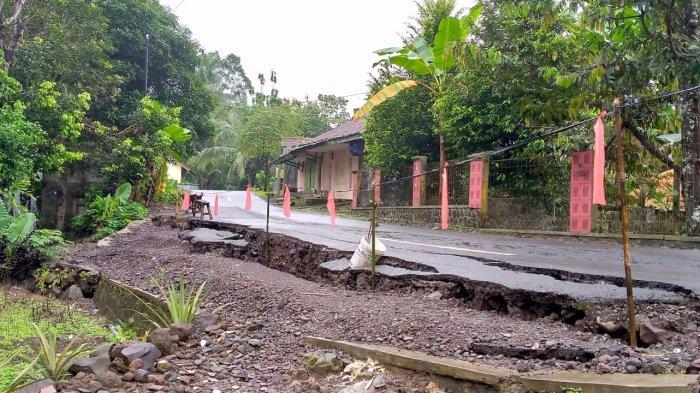 Akses Jalan Menuju Kampung Kuta Ambles 15 Meter - Tribunpriangan.com