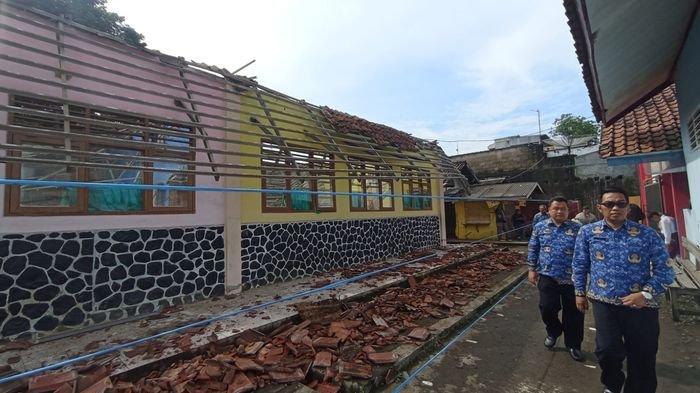 Ini Dugaan Kuat Penyebab 7 Atap SDN Panyingkiran 2 Sumedang Ambruk - Tribunpriangan.com