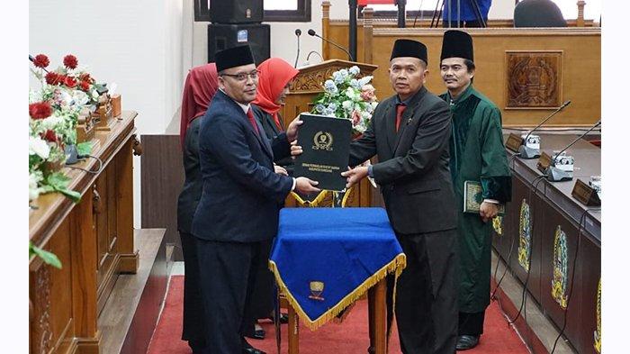 Asep Yudi PAW Almarhum Dede Suwarman di DPRD Sumedang, Pelantikan Diwarnai Bacaan Alfatihah ...