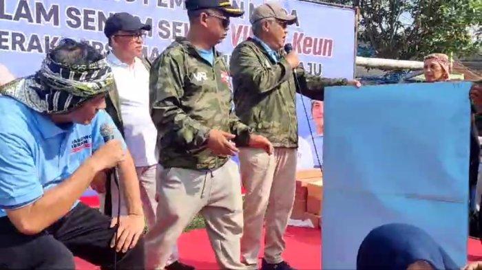 Hadiri Senam Vimankeun, Diky Chandra Berikan Hadiah Lukisan Pelepah ...