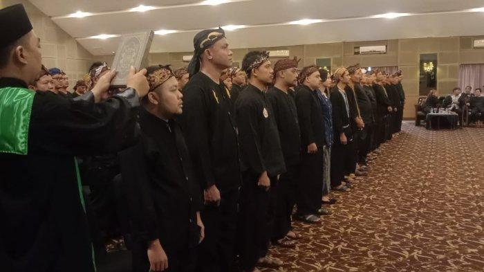 Bawaslu Cianjur Lantik 96 Anggota Panwascam, Kenakan Adat Sunda Sebagai ...