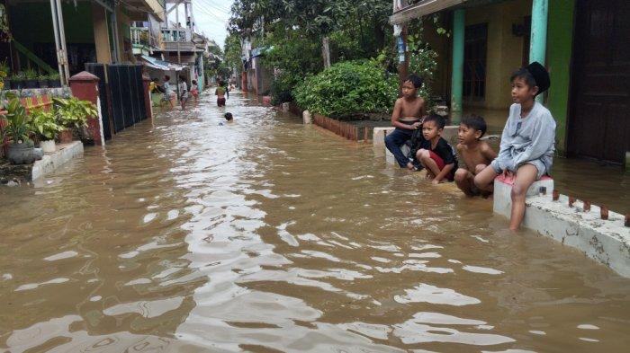 Dayeuhkolot Kabupaten Bandung Kembali Terendam Banjir, 700 Rumah di 8 RW Terdampak ...