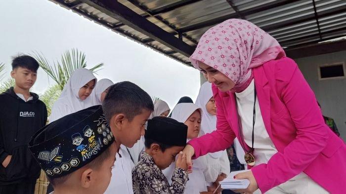 Gitalis Dwi Natarina Rayakan Ulang Tahun ke-39, Santuni Anak Yatim di Cilawu Garut ...