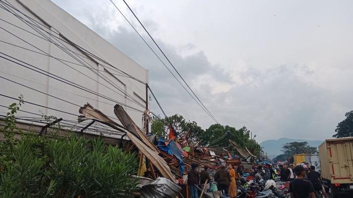 Deretan Kaki Lima di Depan PT Kwalram Rancaekek Hancur Diterjang Puting ... Deretan Kaki Lima di Depan PT Kwalram Rancaekek Hancur Diterjang Puting ...