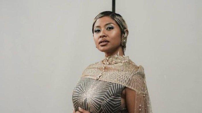 Mengenal Dira Sugandi, Penyanyi Kelahiran Bandung yang Kini Sering Tampil Mengisi Acara ...