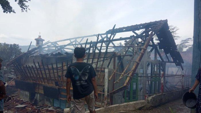 Dua Unit Rumah di Rajadesa Ciamis Ludes Terbakar, Kerugian Ditaksir Mencapai Rp 200 Juta ...